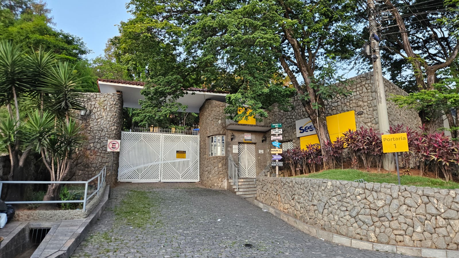 SESC PEDE PRÉDIO ONDE FUNCIONAM ESCOLA MUNICIPAL E POSTO DE SAÚDE ...